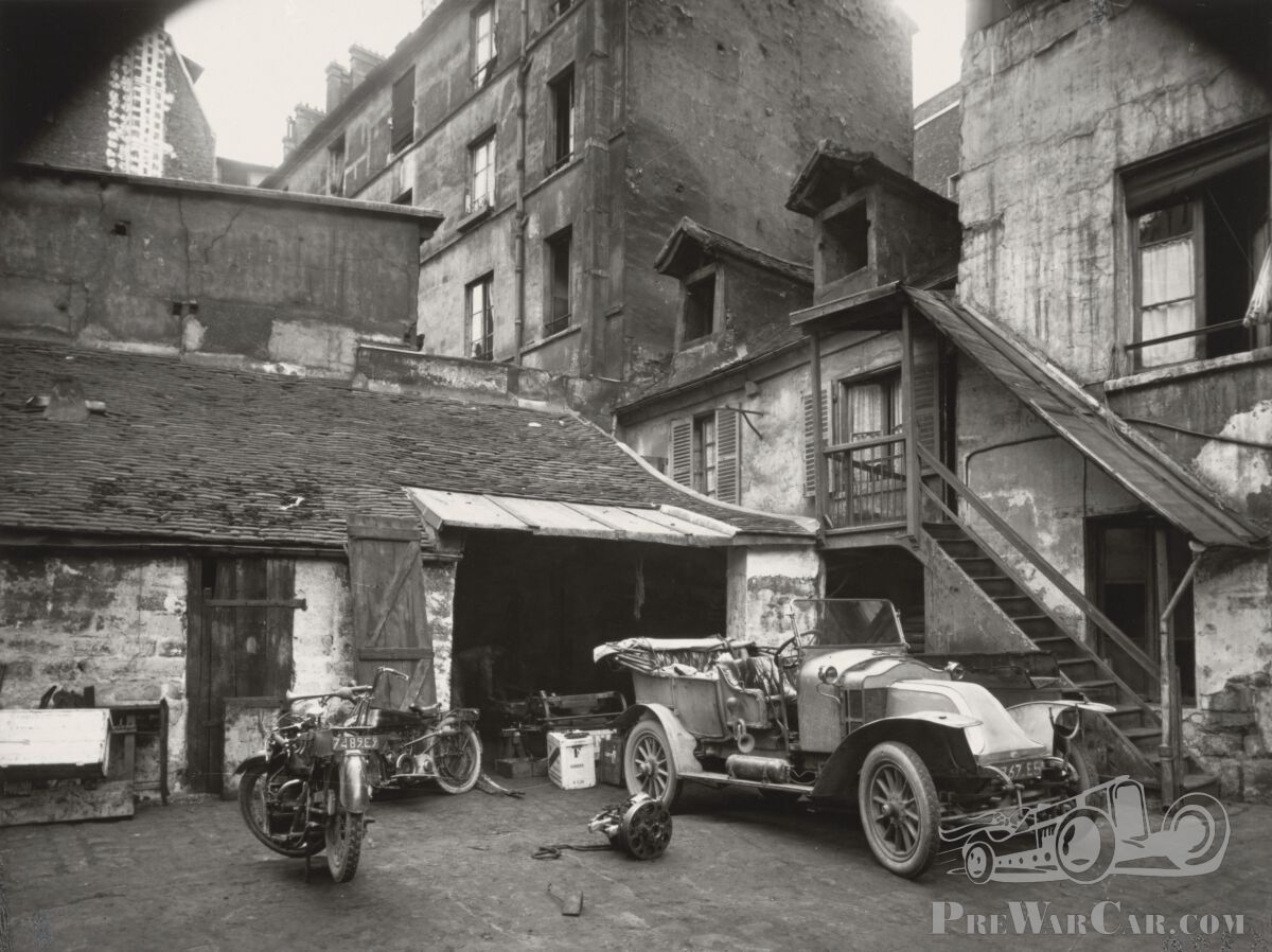 Paris, 1922: Motoring moments in a quiet courtyard - PreWarCar